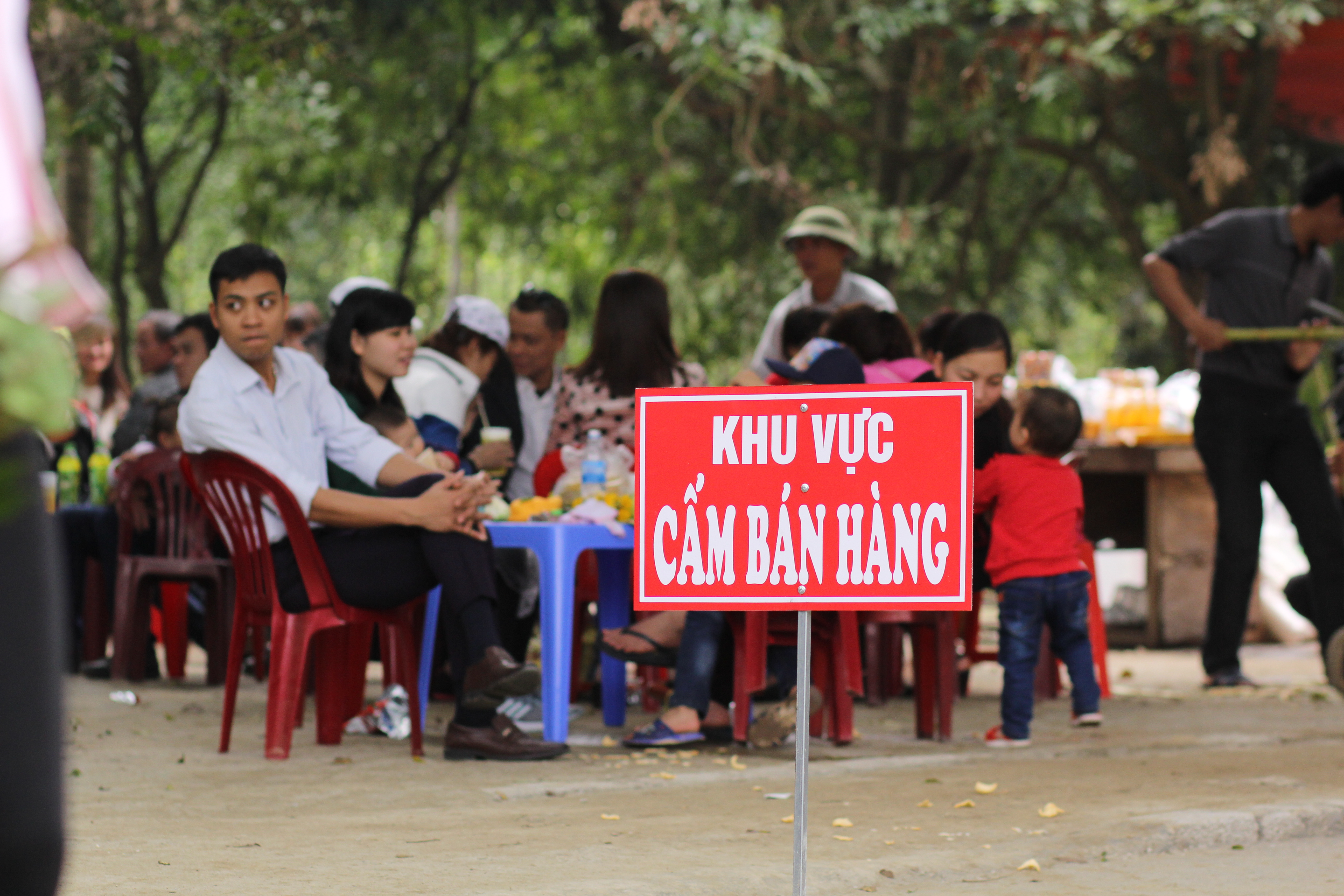 Ăn xin, hàng rong bủa vây ngôi chùa linh thiêng bậc nhất xứ Thanh