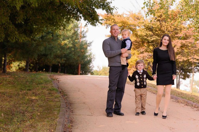 Có nhà không ngủ, cậu bé mang chăn đến nghĩa trang lạnh lẽo ngủ thật ...