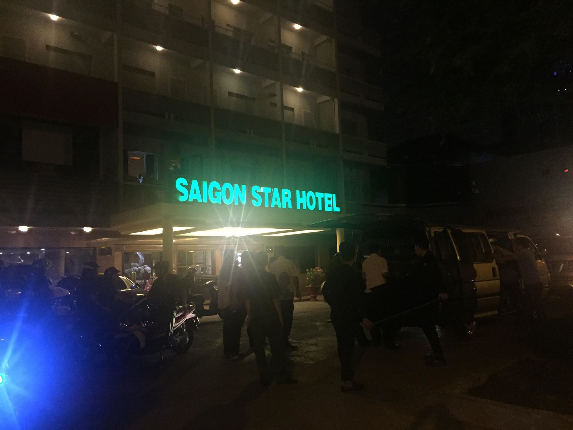 Phát hiện gần 100 nữ tiếp viên ăn mặc hở hang đang phục vụ khách trong ...