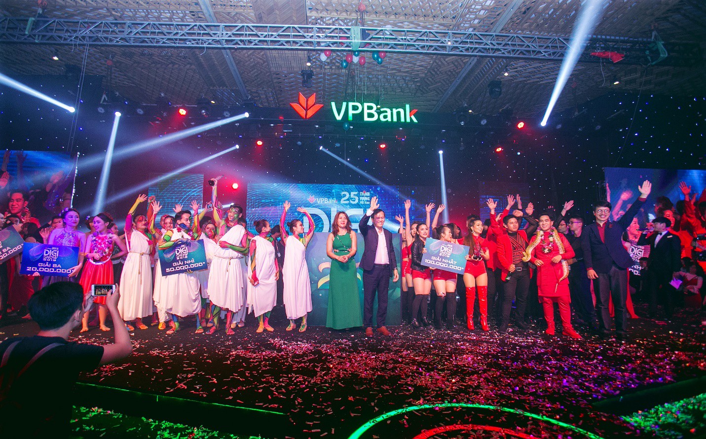 VPBank chơi trội khi tổ chức đại nhạc hội mừng sinh nhật hoành tráng