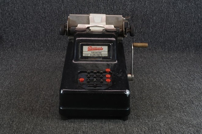 Vì sao phím số của máy tính và điện thoại lại khác nhau?