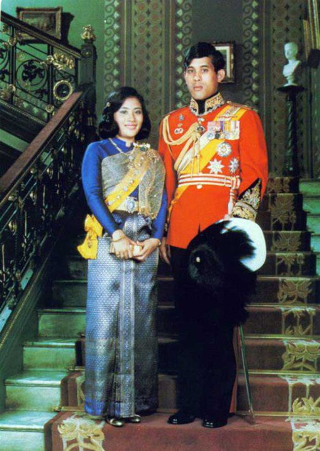 Không chỉ ruồng rẫy ái phi, Quốc vương Thái Lan còn thẳng tay 'trị' vợ ...