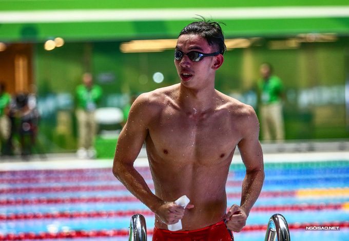 Huy Hoàng khoe cơ bắp sau khi phá kỷ lục SEA Games
