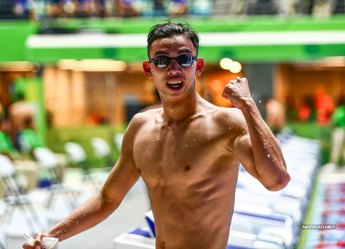 Huy Hoàng khoe cơ bắp sau khi phá kỷ lục SEA Games