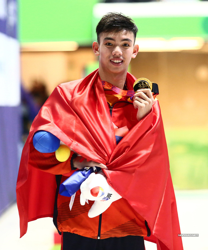 Huy Hoàng khoe cơ bắp sau khi phá kỷ lục SEA Games