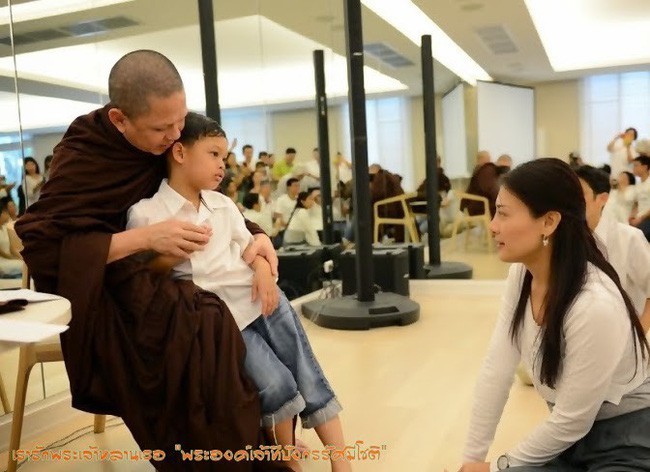 Cuộc sống của Hoàng tử nhỏ và Vương phi Thái Lan bị phế truất giờ ra ...