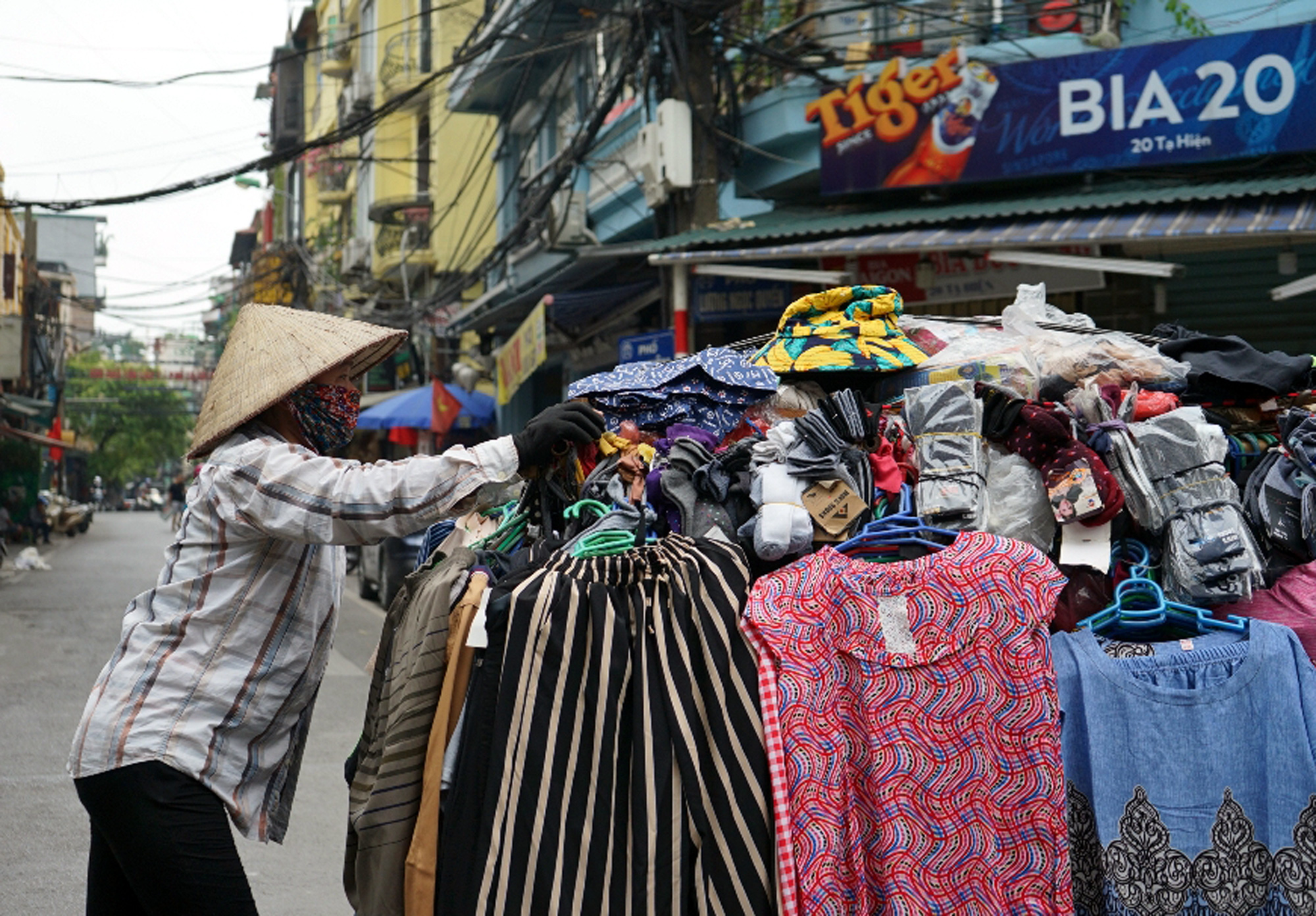 Chùm ảnh: Từ bao giờ những gánh hàng rong đã trở thành "đặc sản" của ...