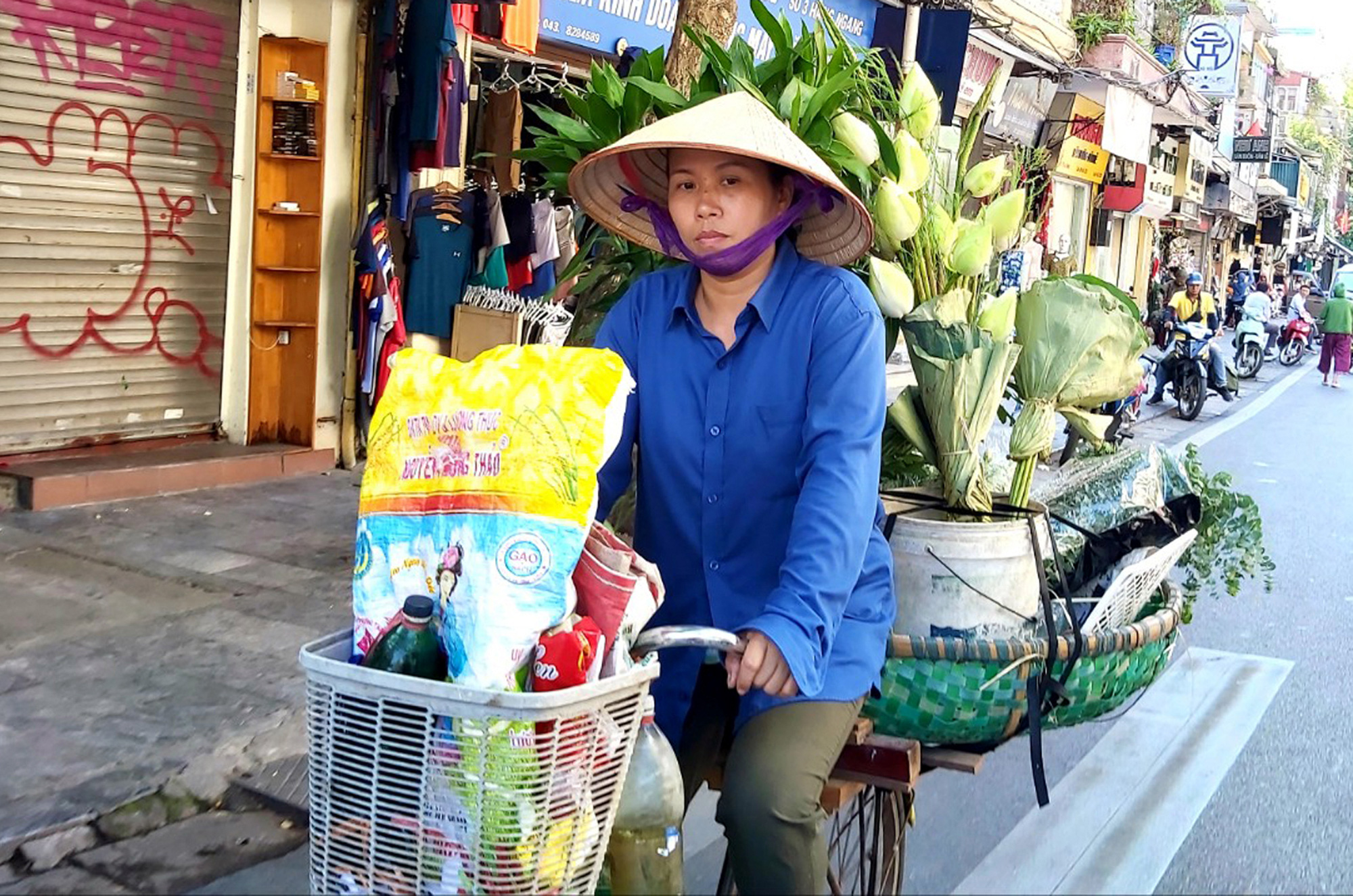 Chùm ảnh: Từ bao giờ những gánh hàng rong đã trở thành "đặc sản" của ...