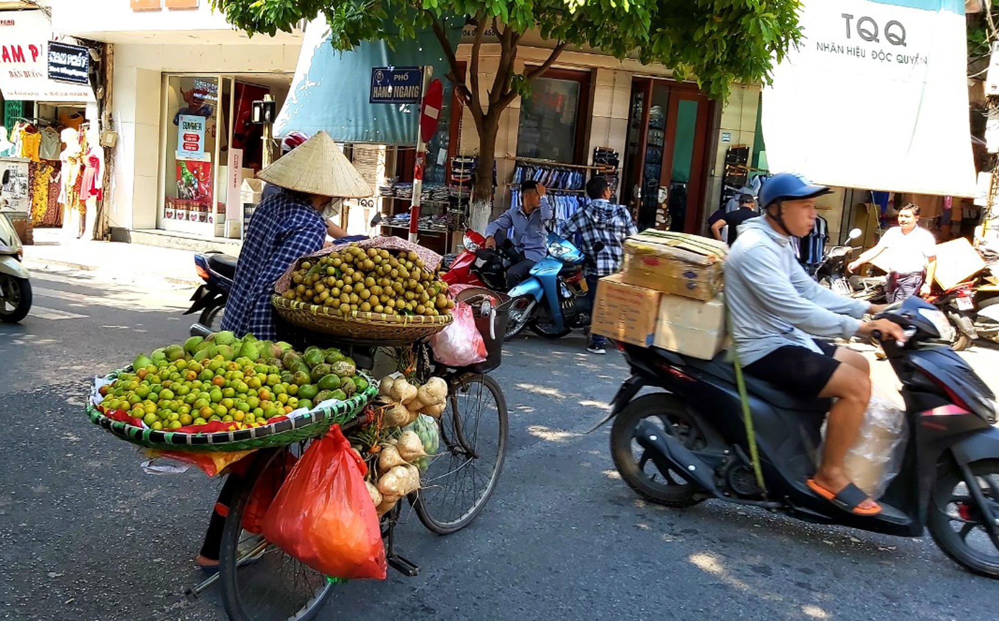 Chùm ảnh: Từ bao giờ những gánh hàng rong đã trở thành "đặc sản" của ...
