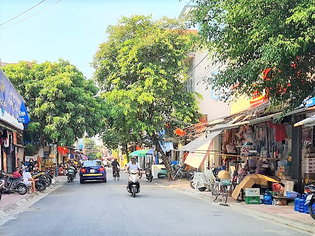 Người dân khu phố Hạnh Phúc đổi thói quen sinh hoạt vì có ca dương tính ...