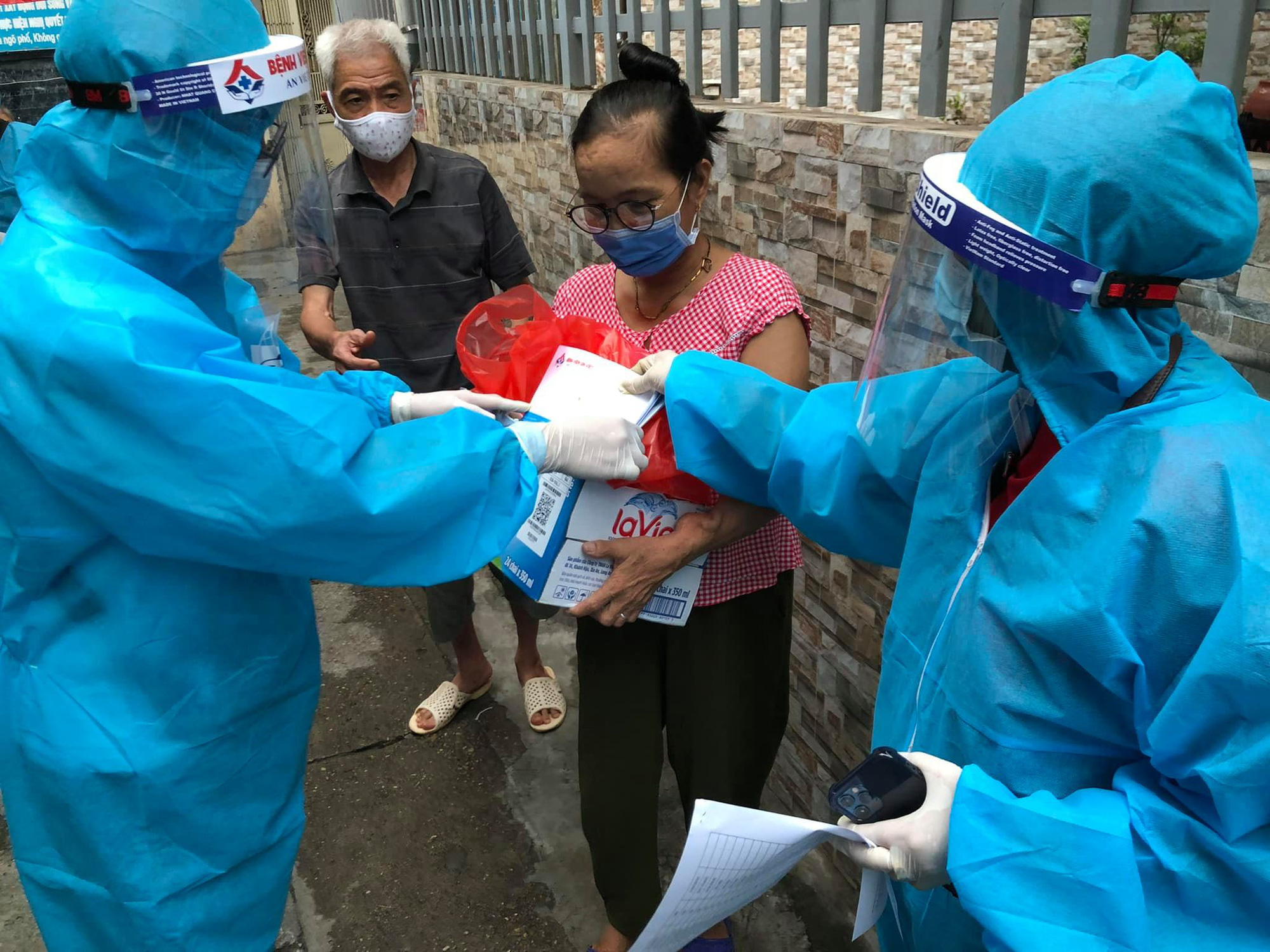 Thảo Vân, Trà My vào xóm chạy thận phát cơm, tặng quà cho người nghèo