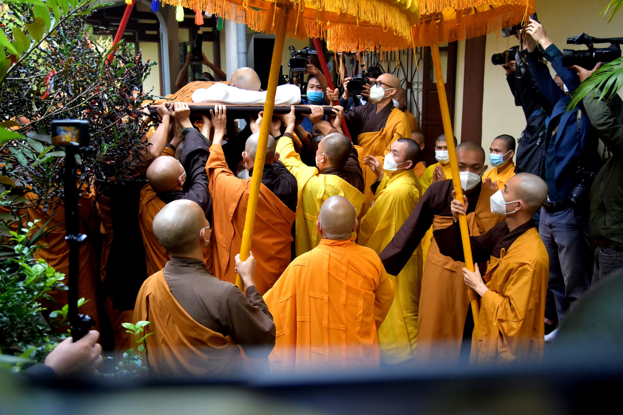 Những hình ảnh xúc động tại lễ Nhập kim quan Thiền sư Thích Nhất Hạnh