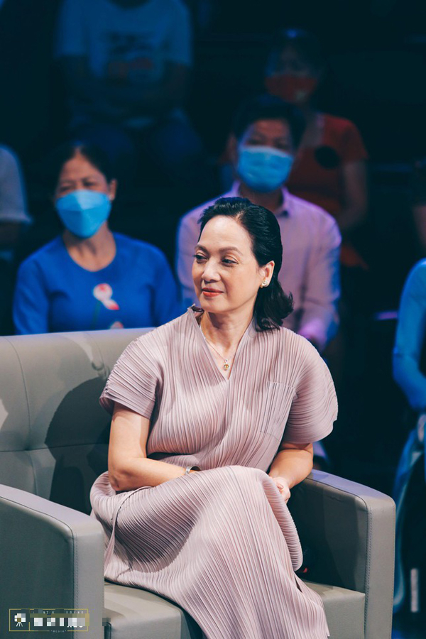 Nhan sắc tuổi U60 của NSND Lê Khanh: Lộng lẫy nét kiêu sa theo thời gian