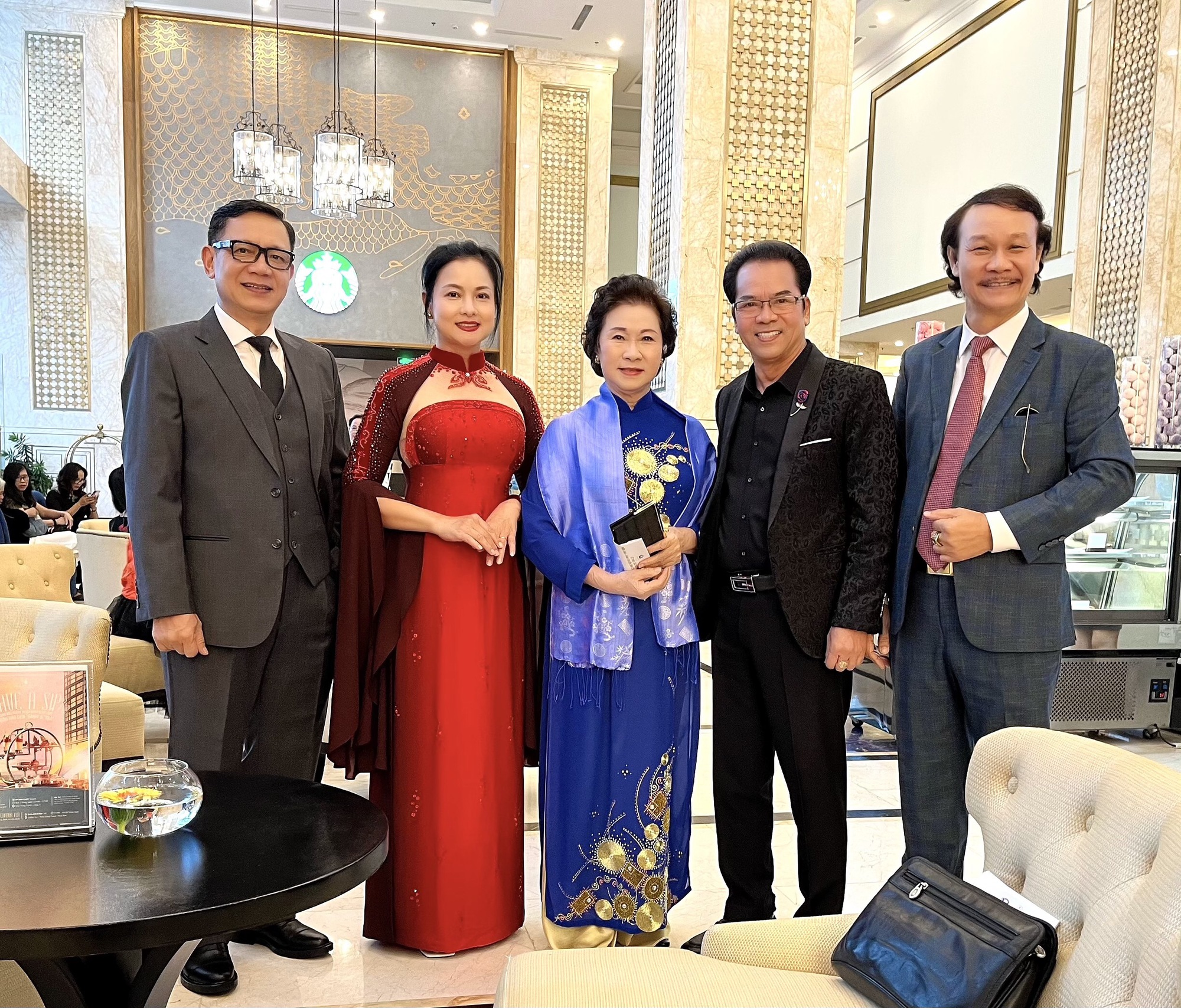 NSND Thu Quế sang trọng, quý phái trong tà áo dài ở Lễ trao giải Cánh ...