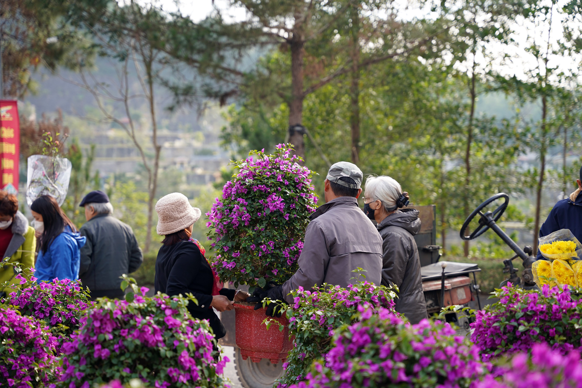 Kỳ lạ chợ hoa cho người đã khuất tấp nập ngày giáp Tết