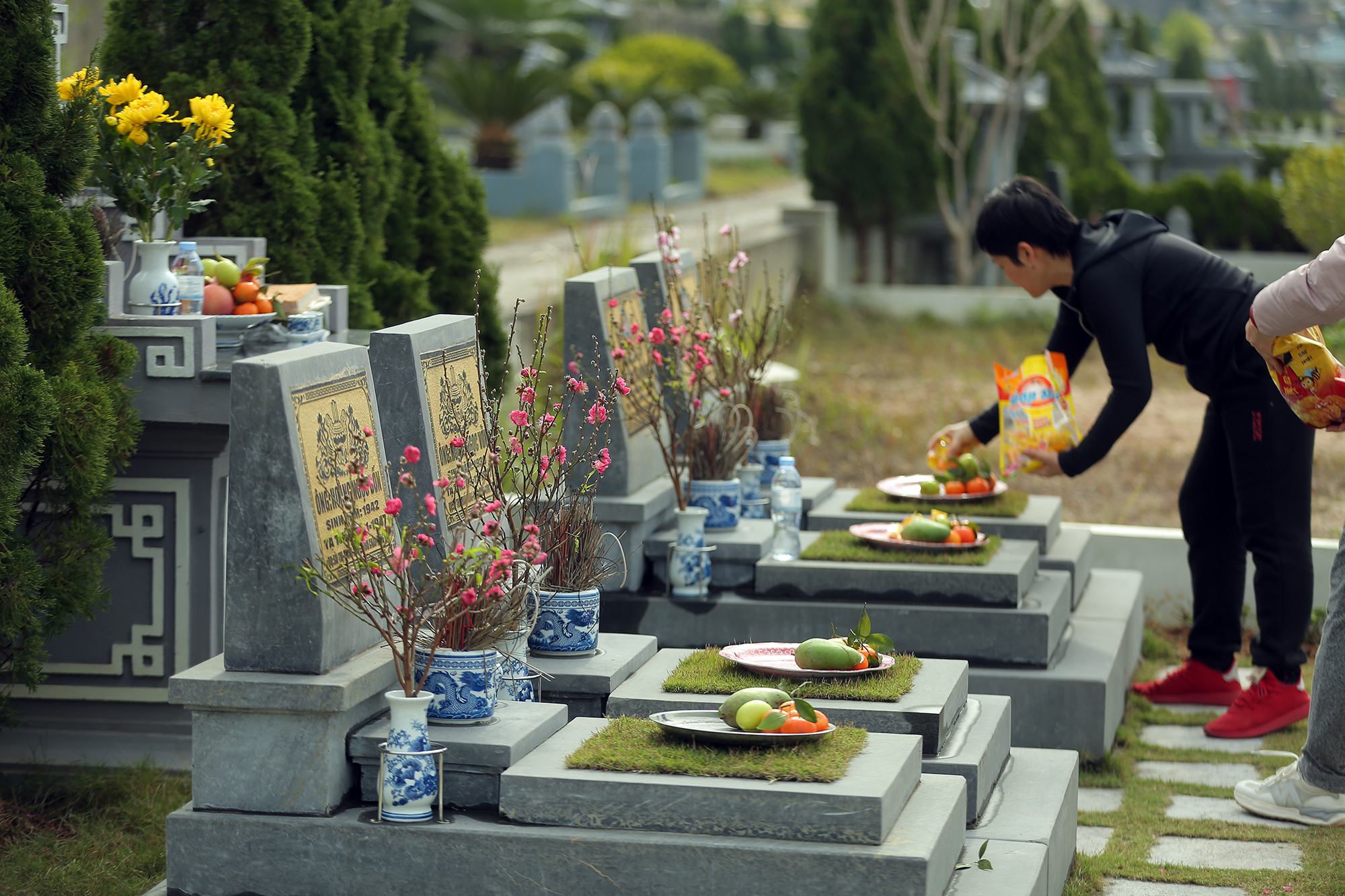 Kỳ lạ chợ hoa cho người đã khuất tấp nập ngày giáp Tết