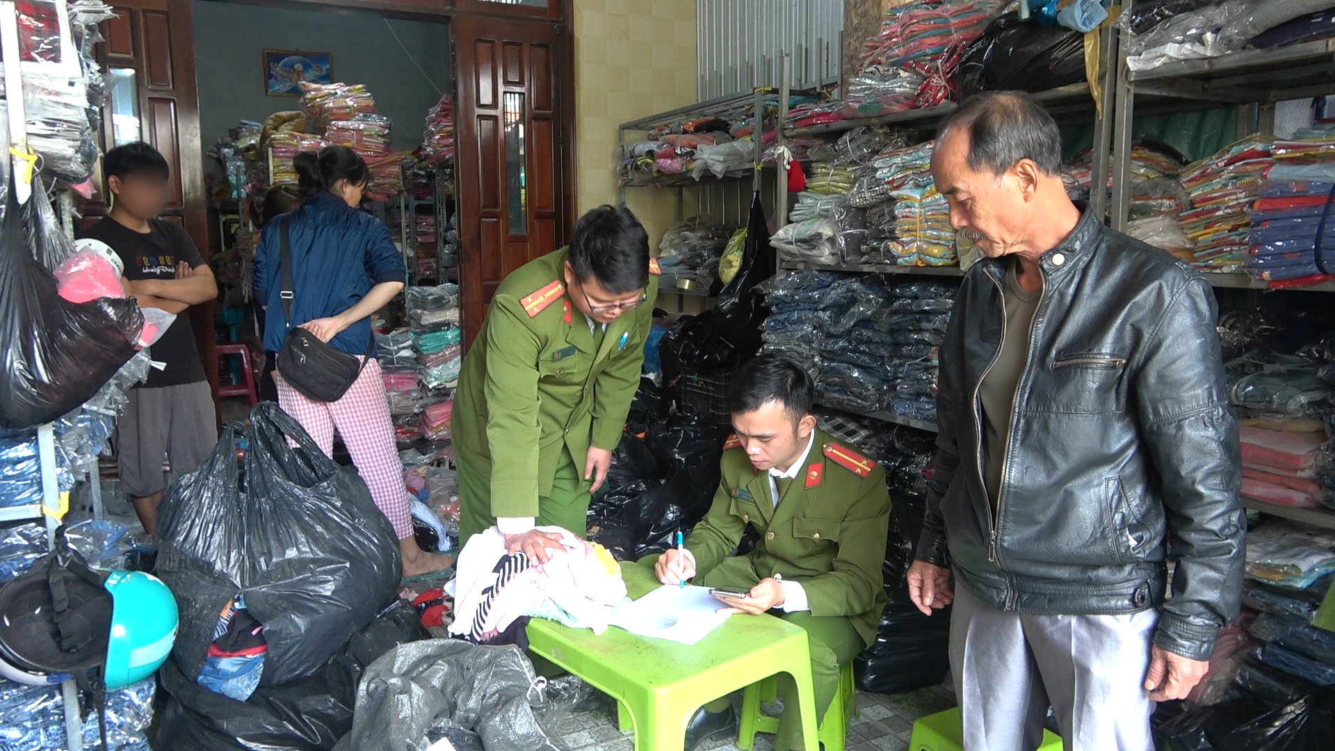 Công an kiểm tra đột xuất kho quần áo, phát hiện lượng lớn hàng nhập lậu