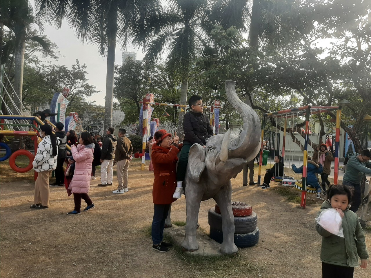 Nhà thờ Chính toà Thanh Hoá trang hoàng lộng lẫy, thu hút nhiều bạn trẻ ...