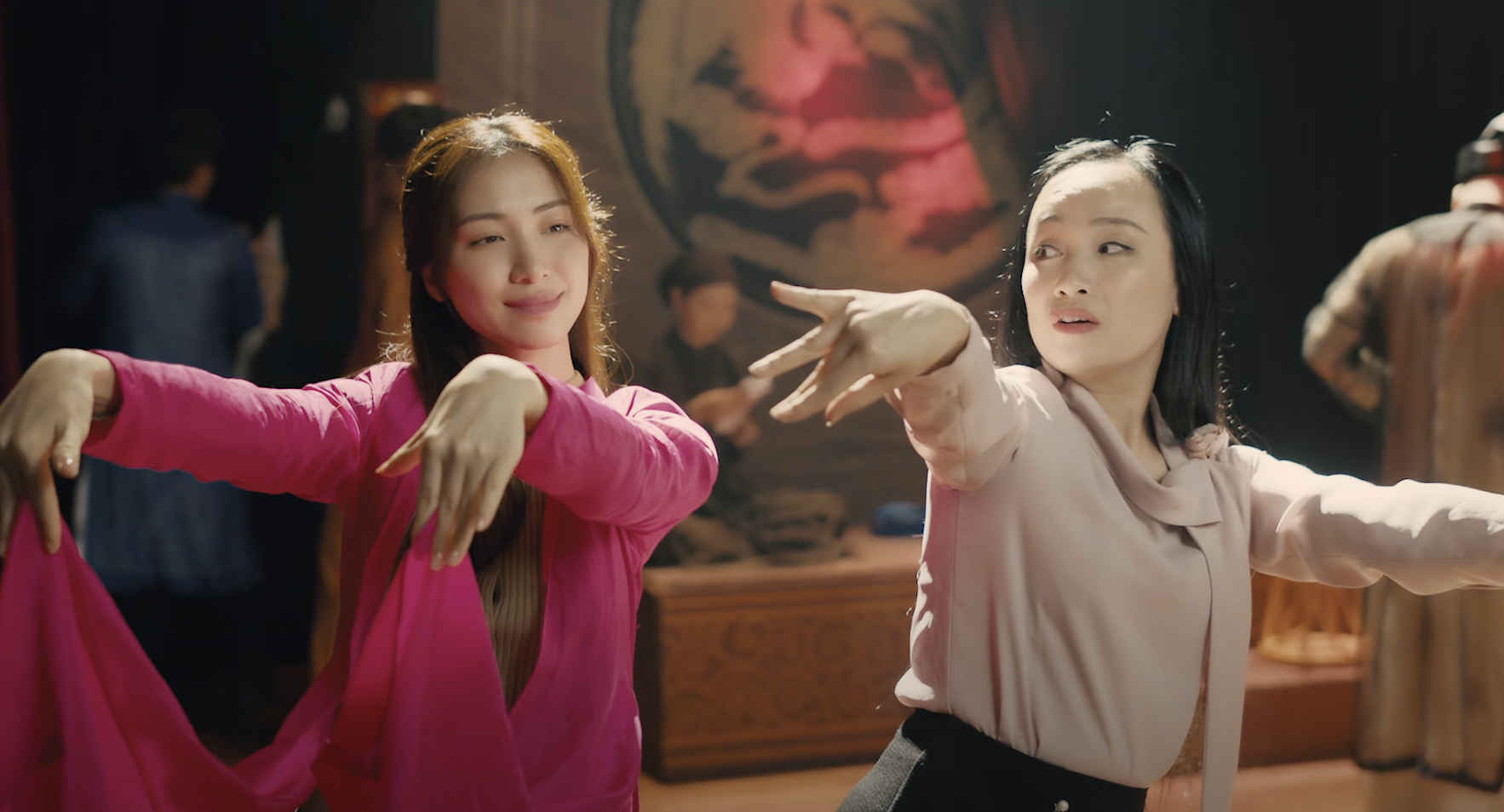 Hòa Minzy và Hoàng Thùy Linh - Ai ‘Thị Mầu’ hơn?