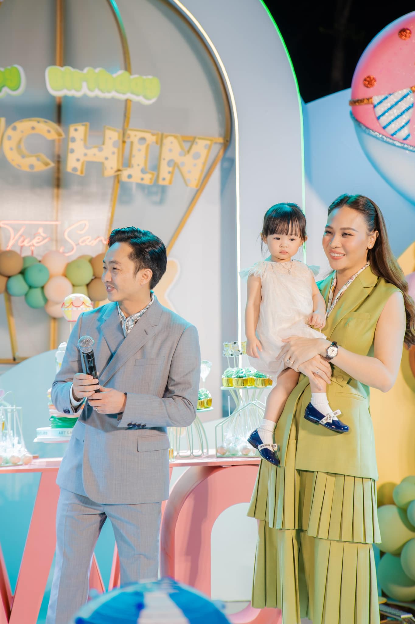 Suchin nhà Cường Đô la: Hơn 2 tuổi đã sở hữu bộ sưu tập đồ hiệu đắt đỏ, chỉ giày dép đã hàng ...