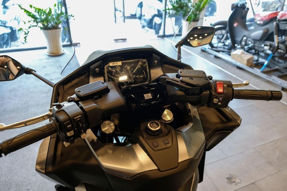 Cận cảnh siêu phẩm của Honda mới ra mắt, SH 2022 "chạy theo không kịp"