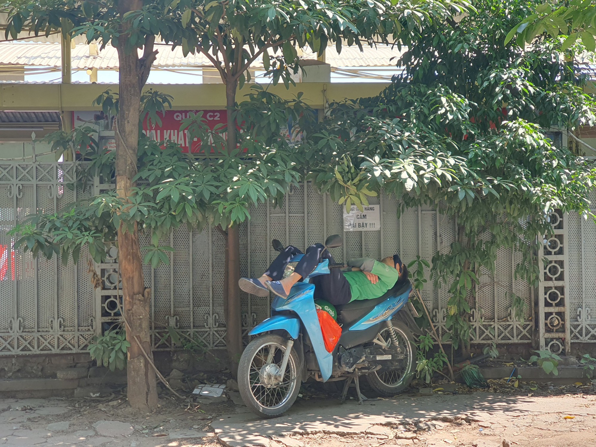 Nắng nóng gần 40 độ C, người lao động ở Thủ đô chật vật tìm nơi trú ngụ