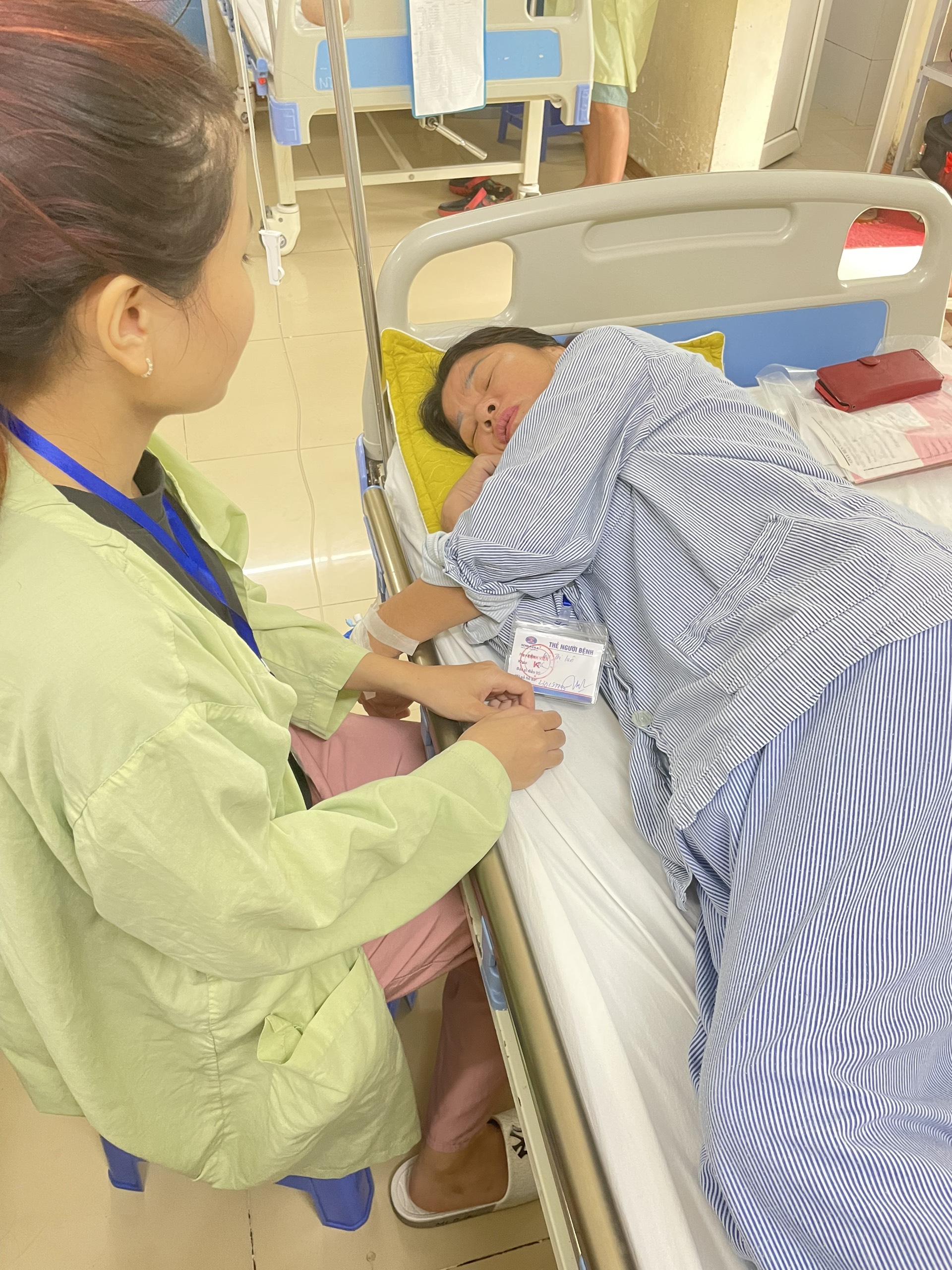 MS 915: Bố bị tâm thần, mẹ bị ung thư, nữ sinh sư phạm nhiều lần ý định ...