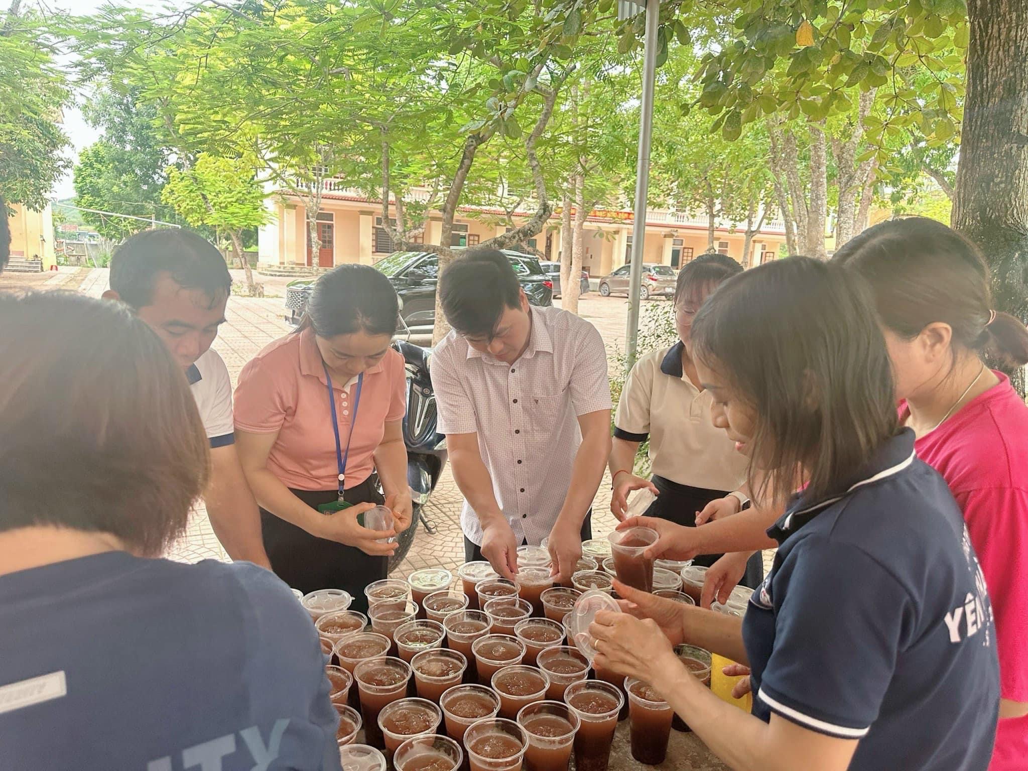 Cộng đồng mạng 'thả tim' cho thầy cô nấu chè, ép nước mía tiếp sức học ...