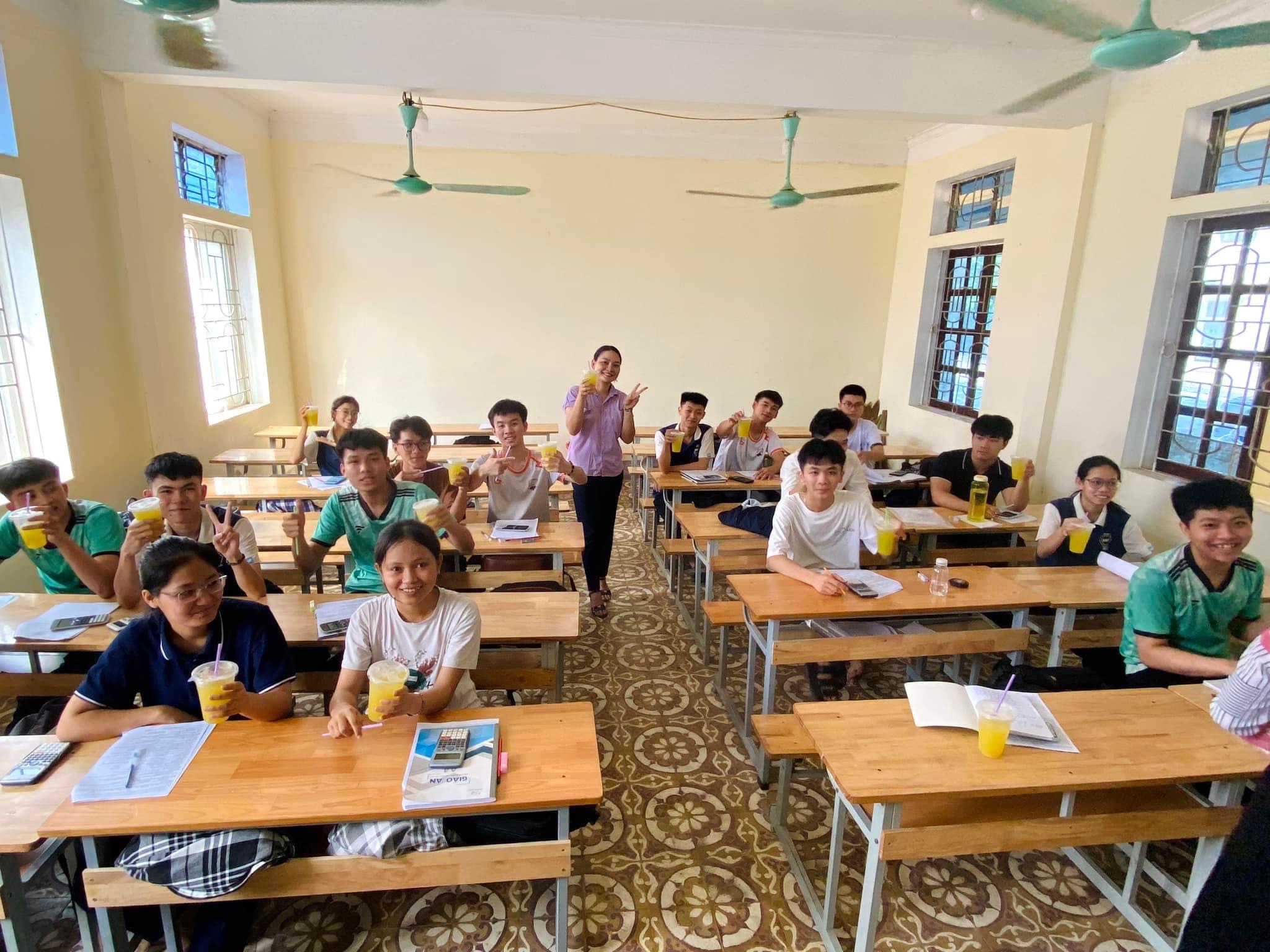 Cộng đồng mạng 'thả tim' cho thầy cô nấu chè, ép nước mía tiếp sức học ...