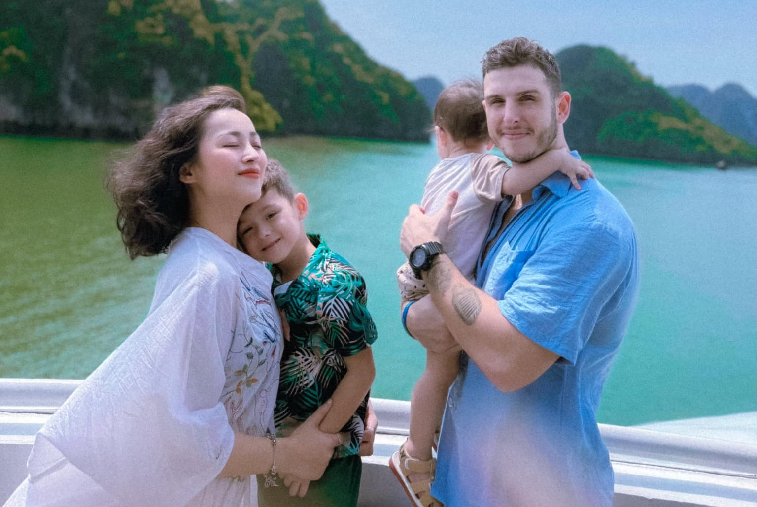 Chàng rể Tây được cả xóm mời cơm, chăm con nịnh mẹ vợ khéo ít người bằng