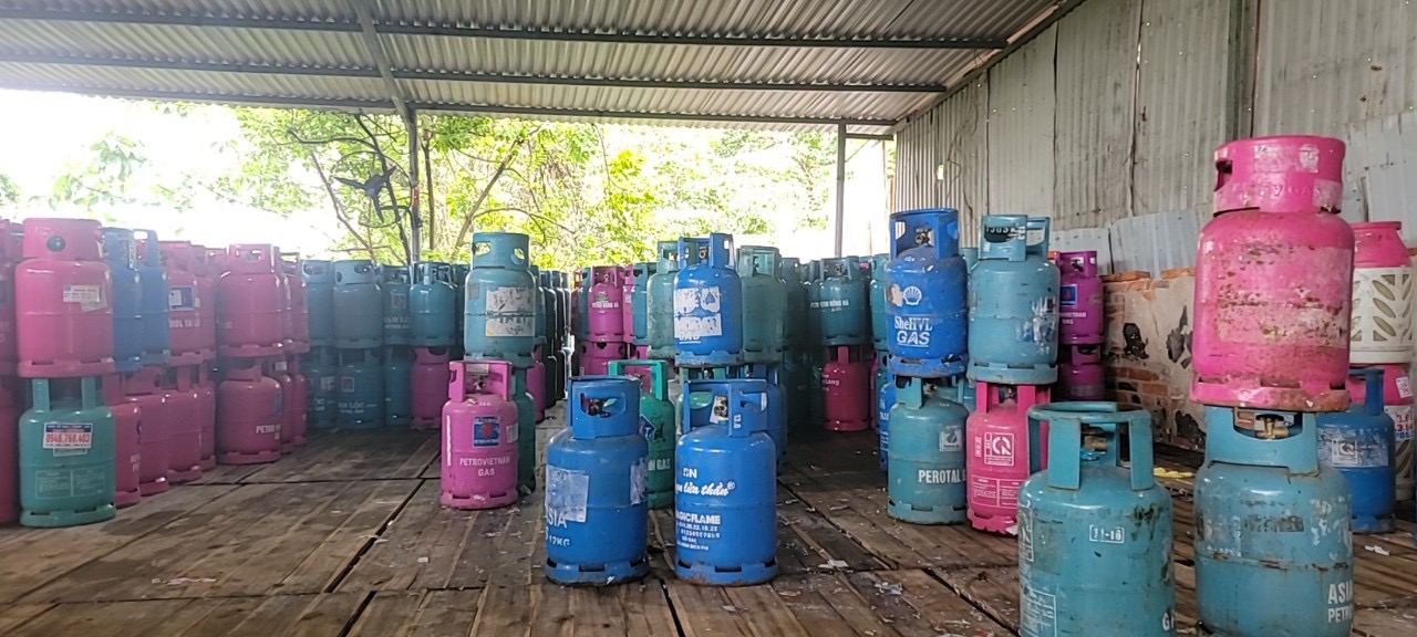 Bình gas mang thương hiệu 'Vạn Lộc gas', 'Venus Petrol gas' được san ...