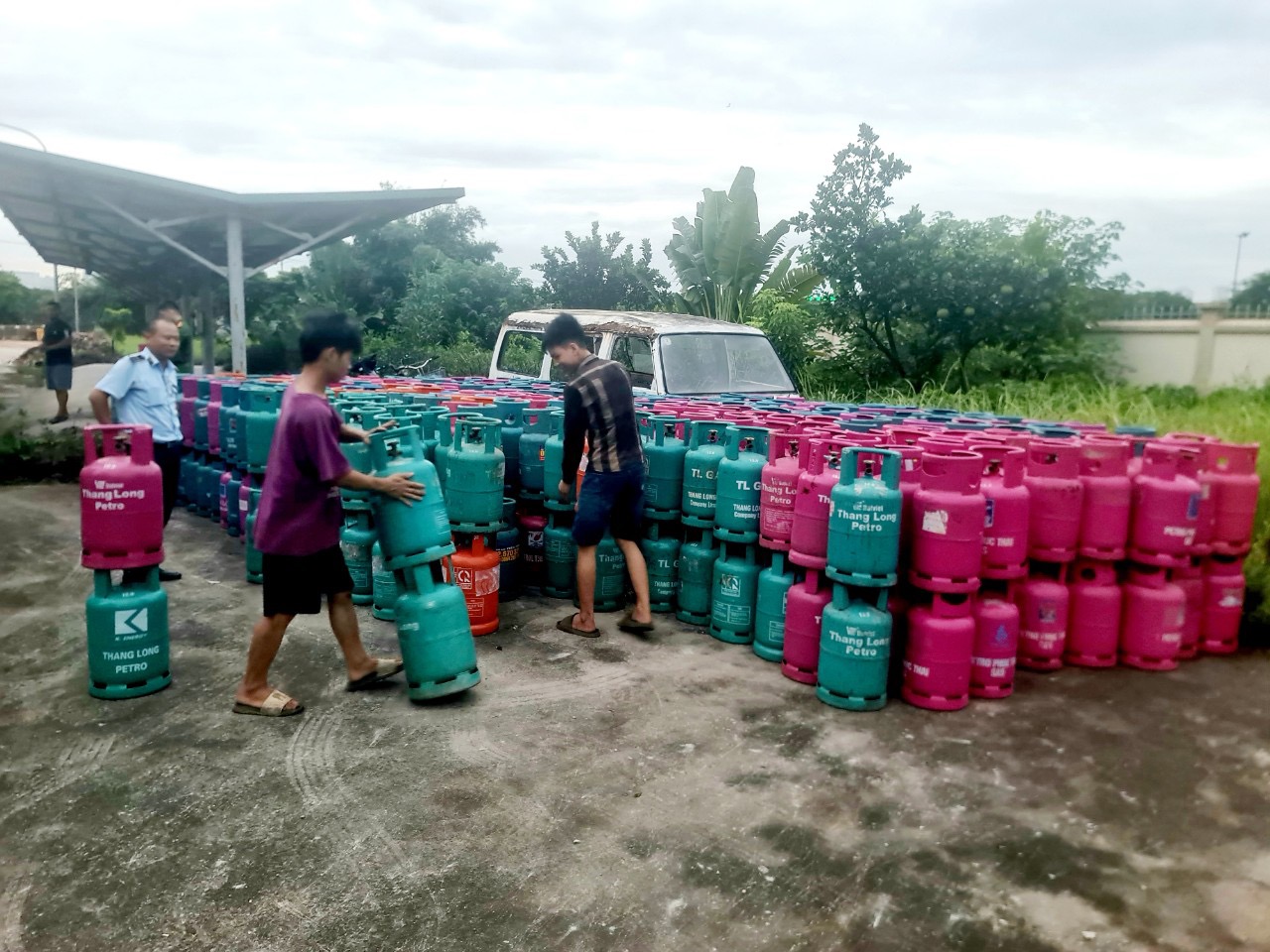 Bình gas mang thương hiệu 'Vạn Lộc gas', 'Venus Petrol gas' được san ...