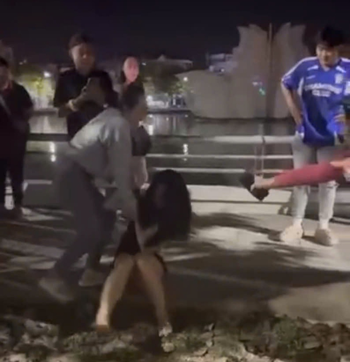 Vụ nữ nhân viên ngân hàng bị đánh ghen, lột đồ, quay clip: Khởi tố vụ án, điều tra 3 hành vi