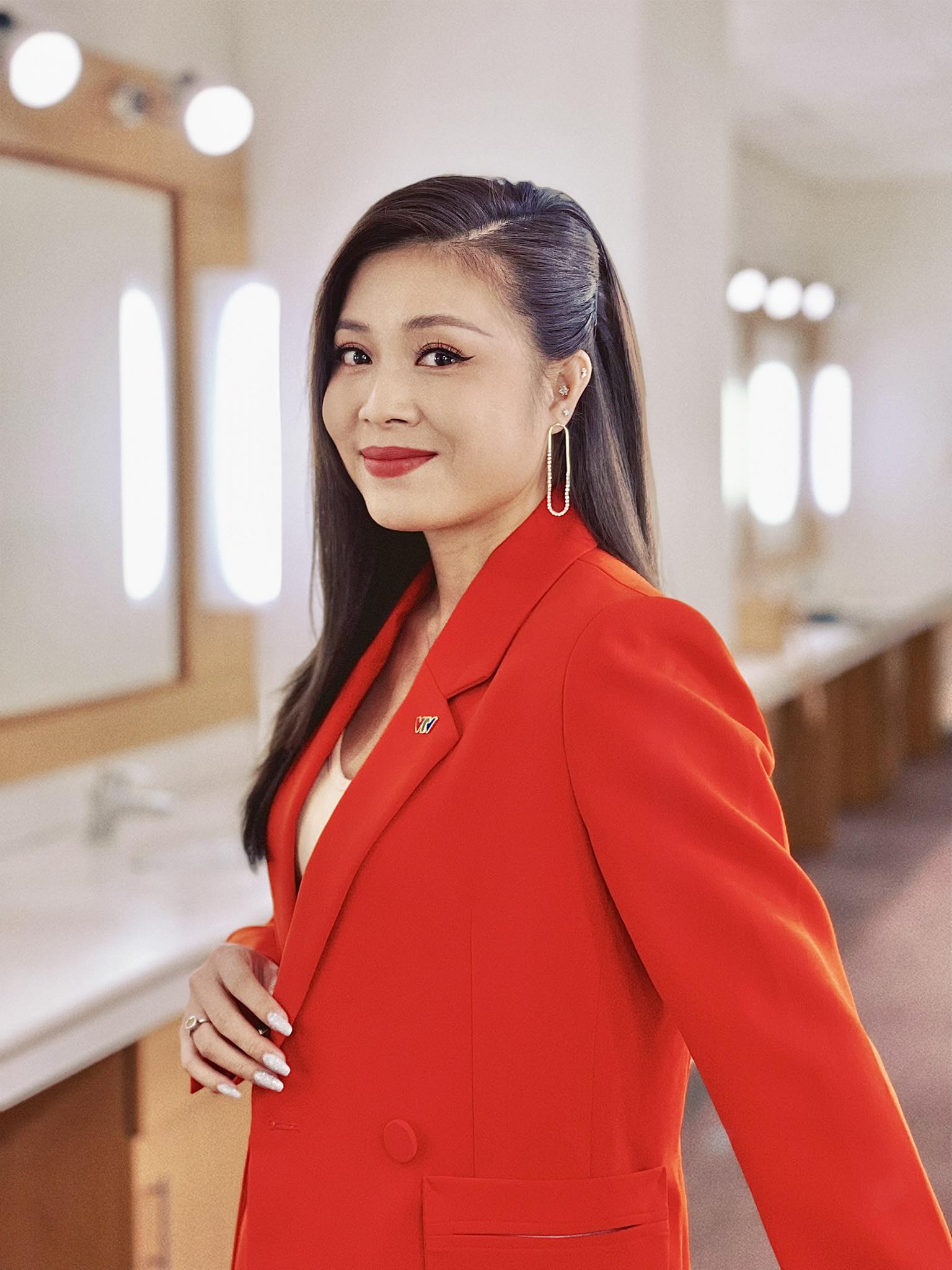 Look stunning in your everyday outfits, just like MC Hoang Linh!