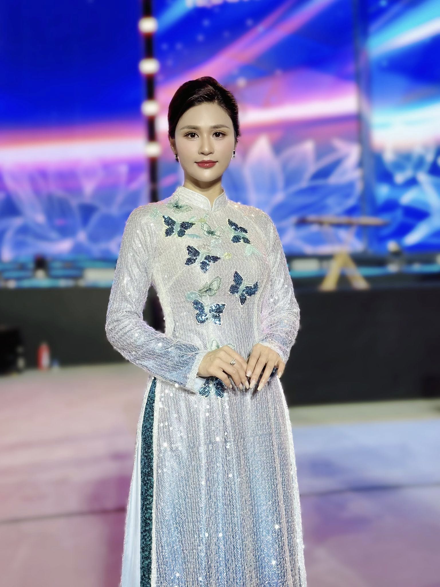 BTV Minh Trang diện trang phục trên truyền hình và đời thực