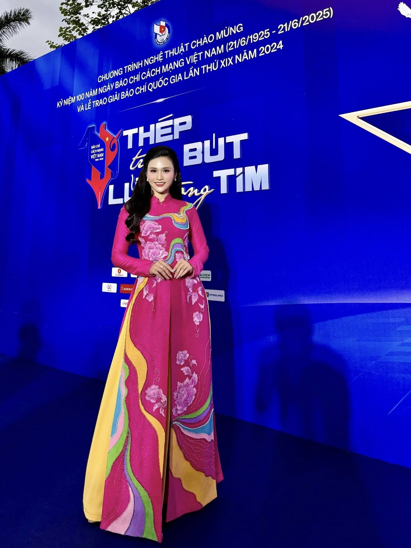BTV Minh Trang diện trang phục trên truyền hình và đời thực