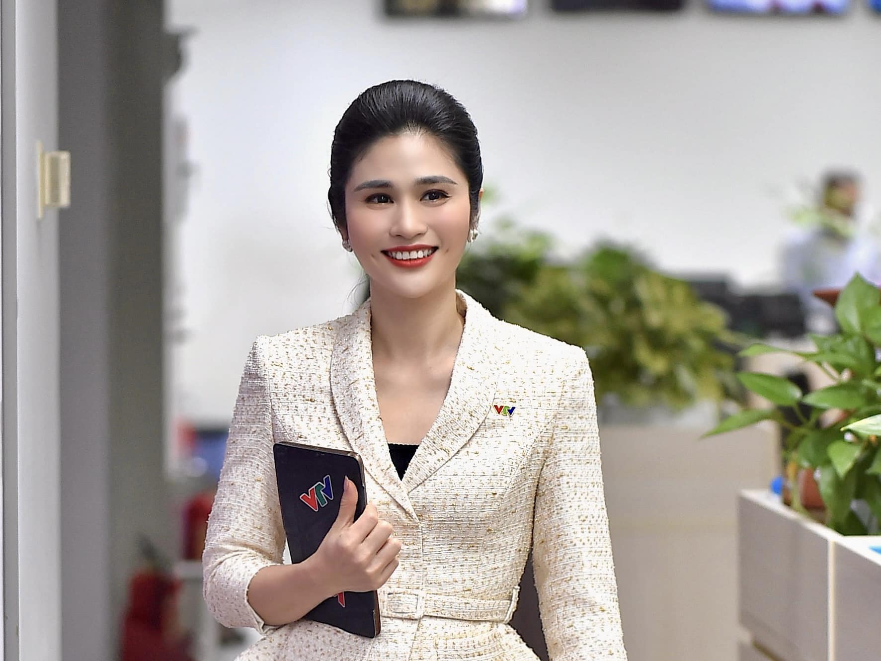 BTV Minh Trang diện trang phục trên truyền hình và đời thực
