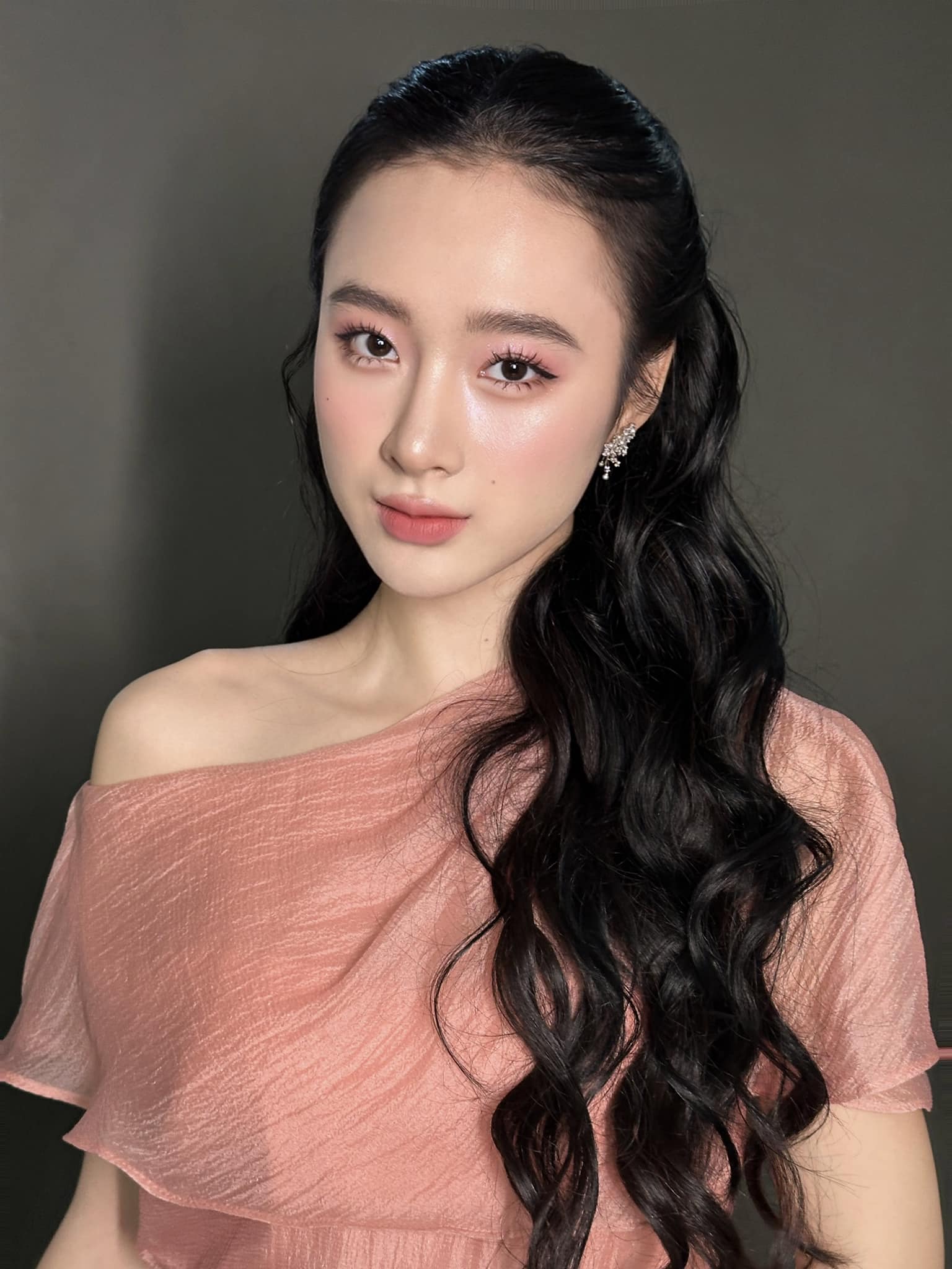 Không thể nhận ra 'bà mẹ nhí' Angela Phương Trinh xinh đẹp ngày nào