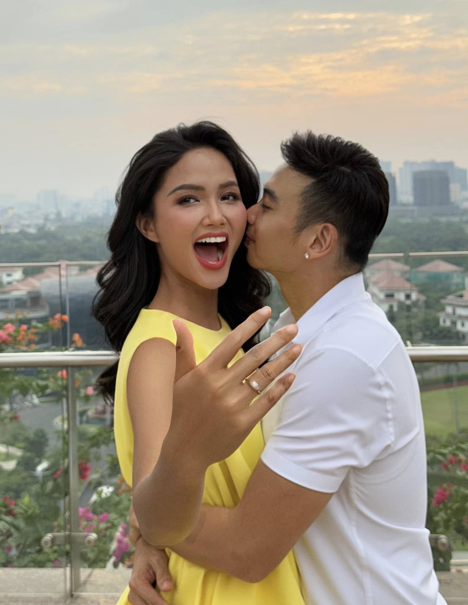 H'Hen Niê được cầu hôn