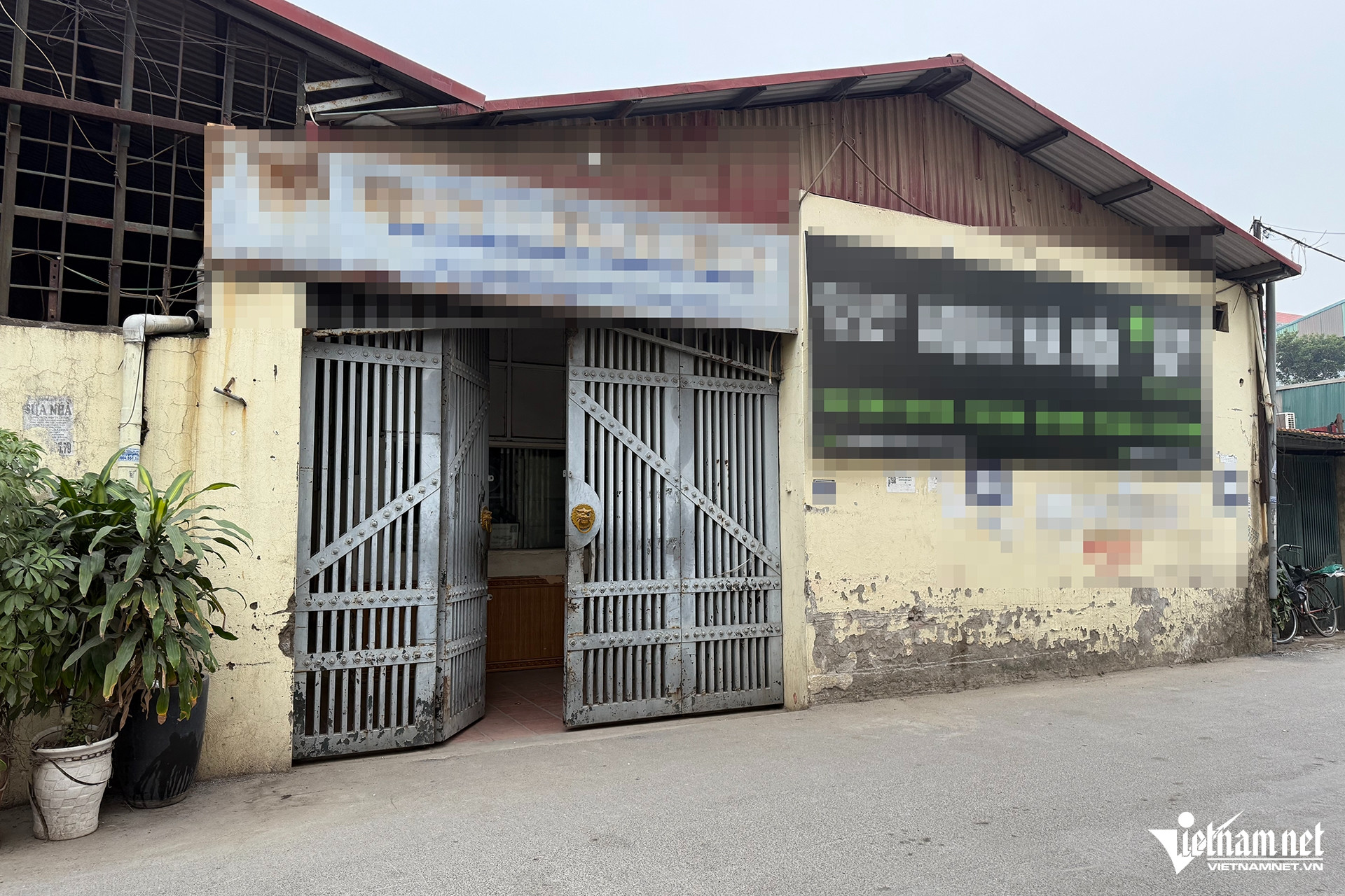 Nhân chứng bức xúc kể lại khoảnh khắc nam shipper bị người đi ô tô ...