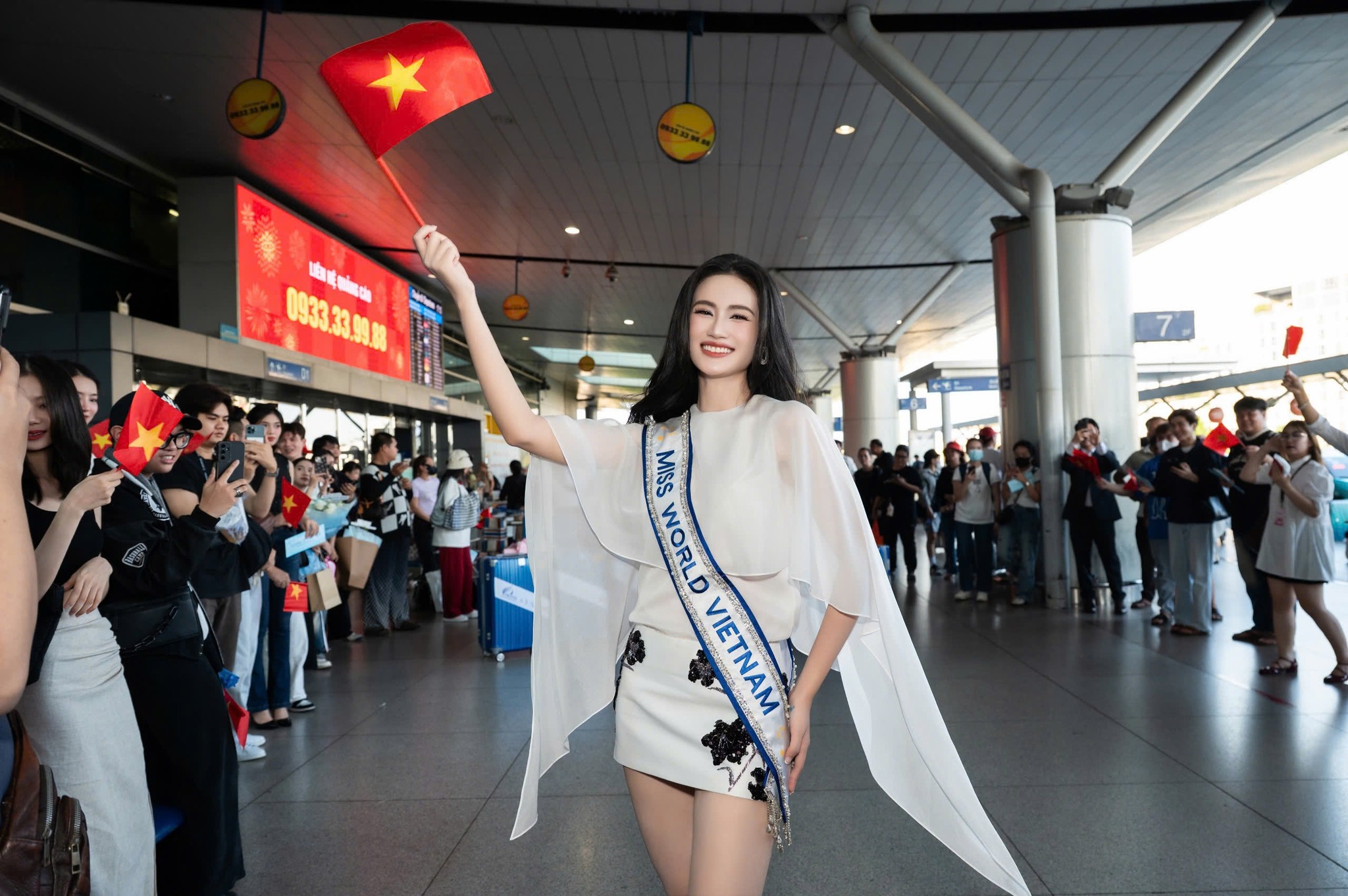 Bố đẻ Ý Nhi tiễn con gái thi Miss World, bạn trai vắng mặt khiến fan thắc mắc