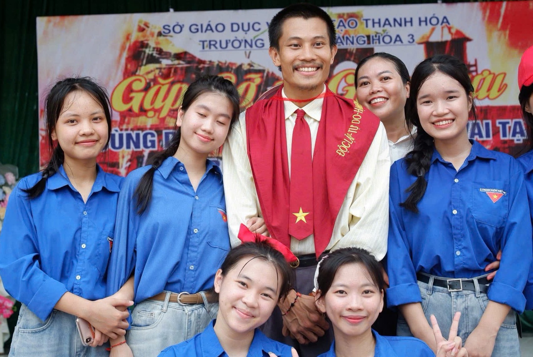 Diễn viên Tạ trong phim 'Mưa đỏ' về thăm trường cũ