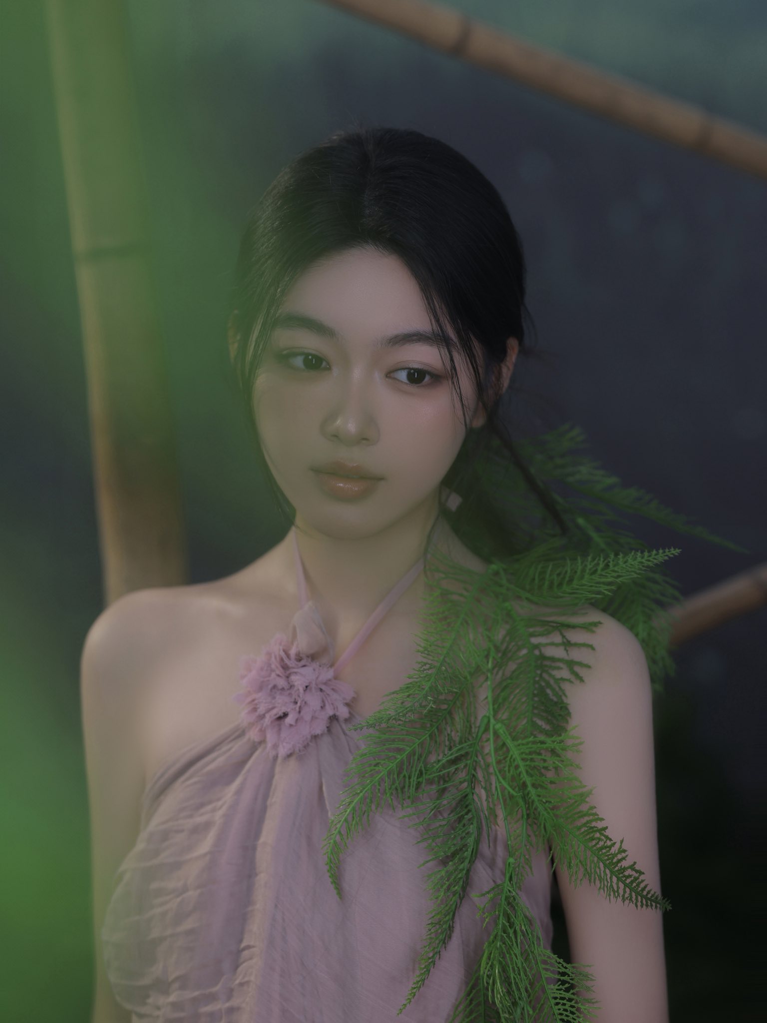 MC Quyền Linh's daughter once again captivates with her stylish halter top.