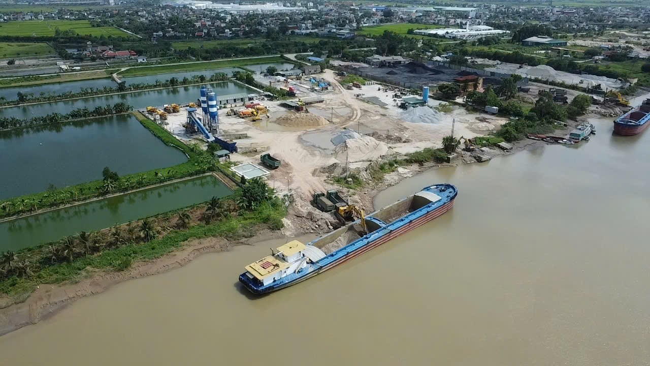 'Ma trận' bến bãi và những 'mố cẩu' đầy dấu hỏi ven sông Luộc ở Hưng Yên