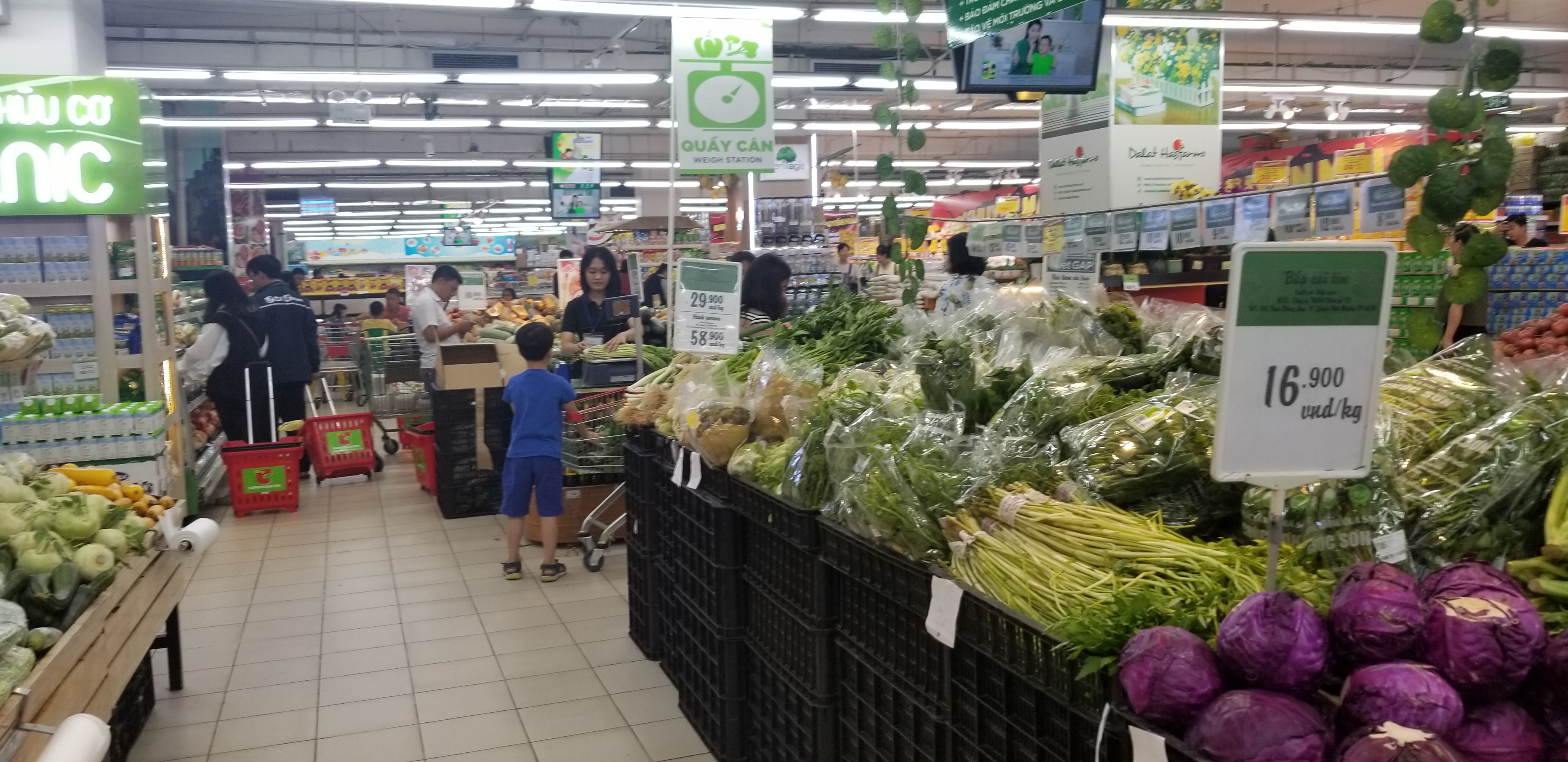Going to the market with only 500,000 VND to buy food during the hot ...