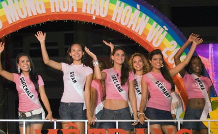 Hoa hậu bị truất ngôi quậy phá đêm chung kết Miss Guatemala