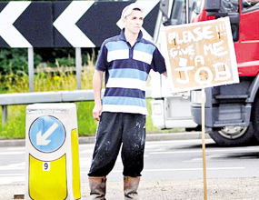 Đứng giữa đường xin việc