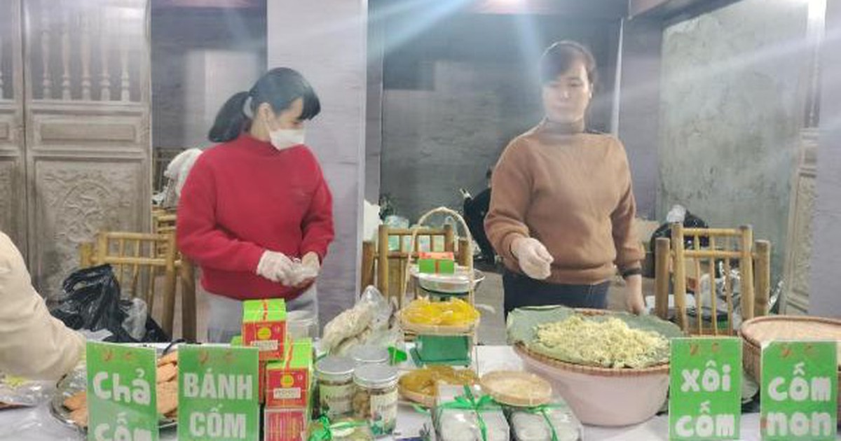 Bánh cốm, chả cốm, cháo se, ô mai... hút khách tại Hội chợ Hà Nội