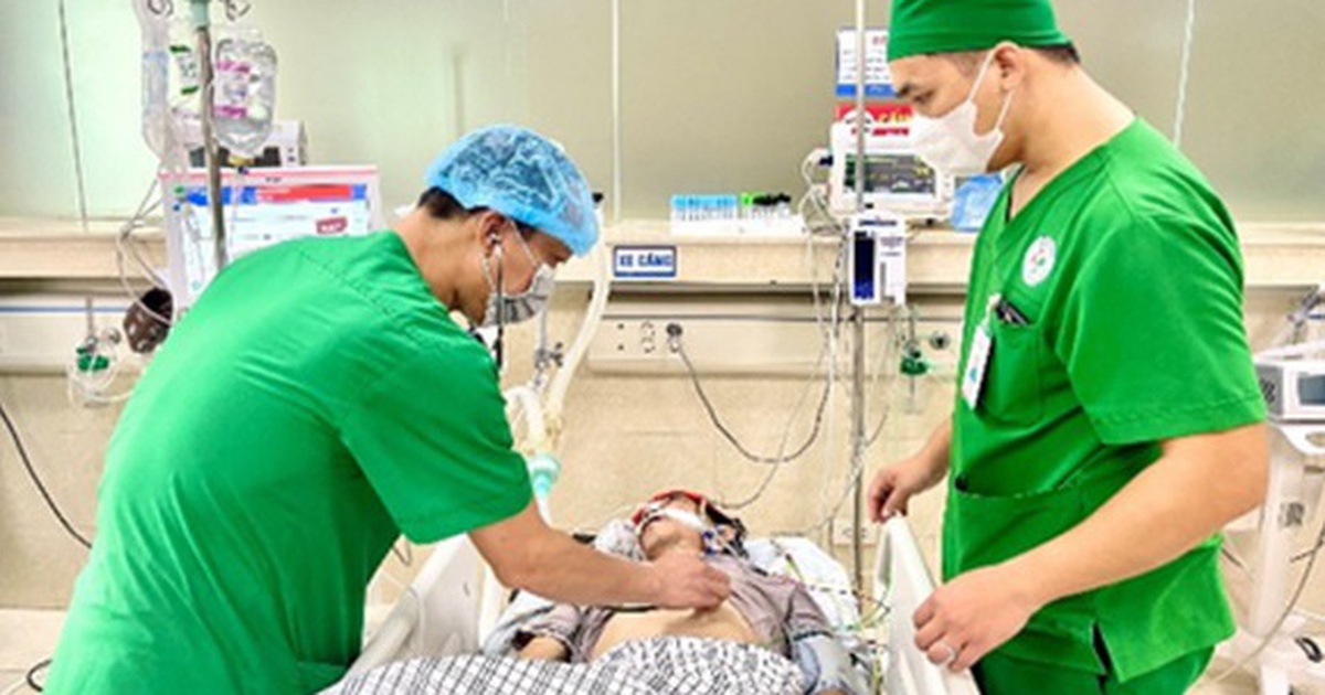 Người đàn ông hôn mê sâu do uống rượu mà không ăn