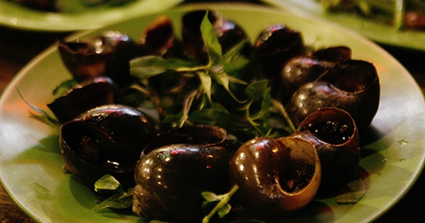 Ốc bươu nướng tiêu dân dã ở Cần Thơ